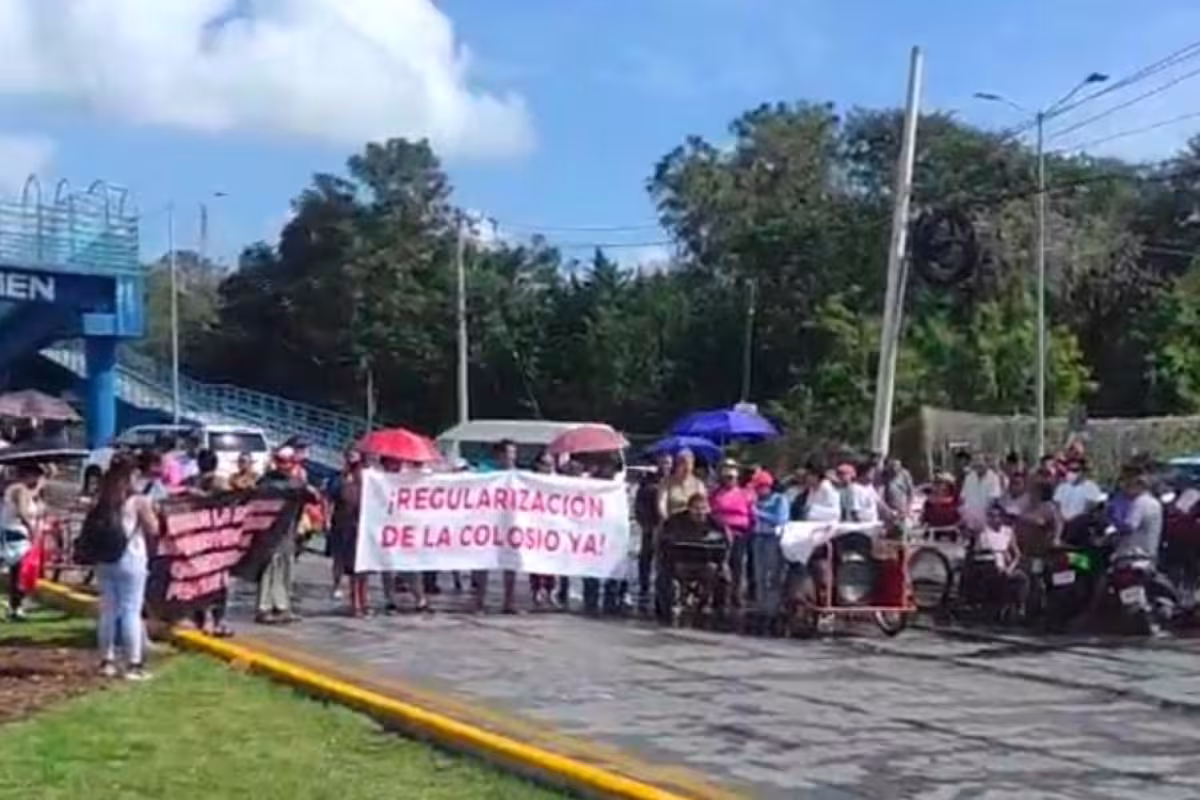 Vecinos de la colonia Colosio bloquean vía Playa del Carmen-Cancún ...