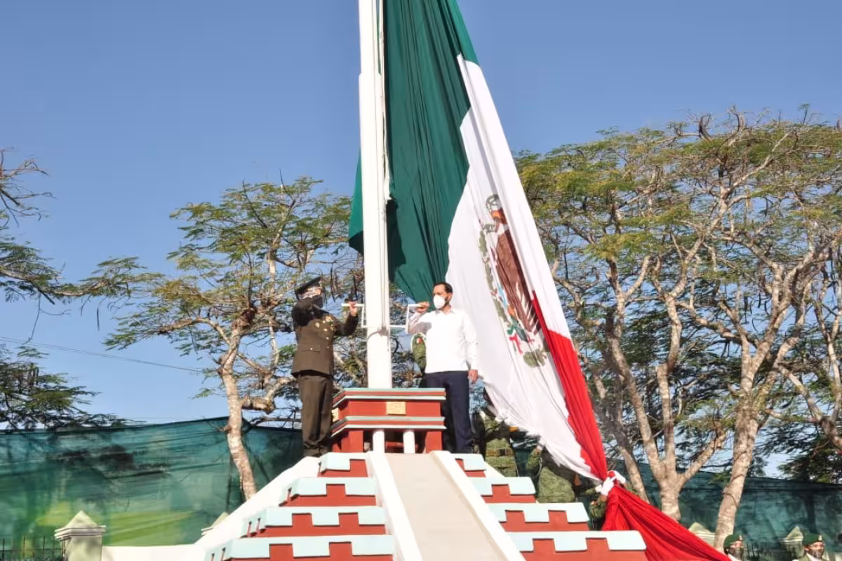 Conmemoran el Día de la Bandera en Mérida - PorEsto
