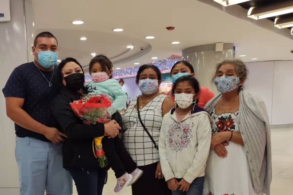 Familia de Peto se reencuentra después de dos años en el aeropuerto de ...
