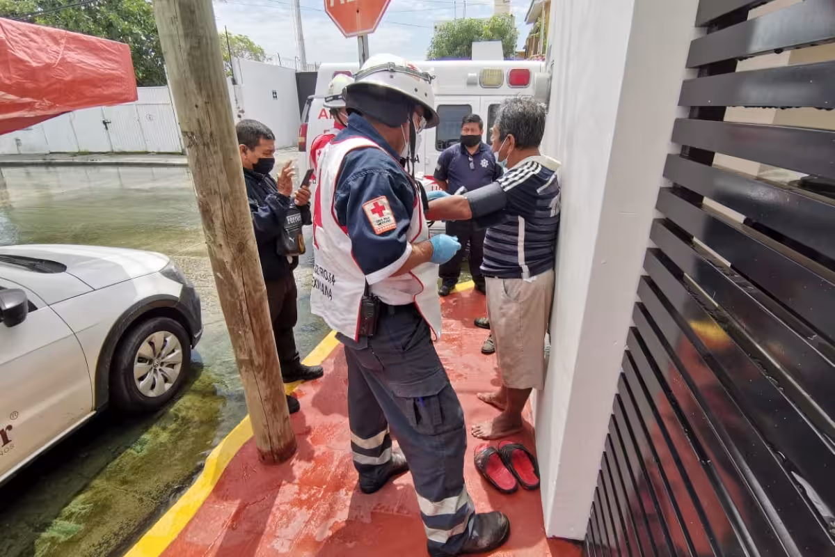 Albañil termina lesionado tras resbalarse en una banqueta en Ciudad del ...