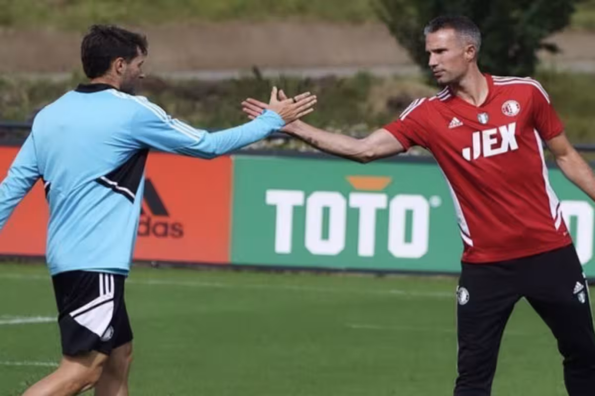 Así es como Santi Giménez, 'El Bebote', aprende de Robin Van Persie en ...