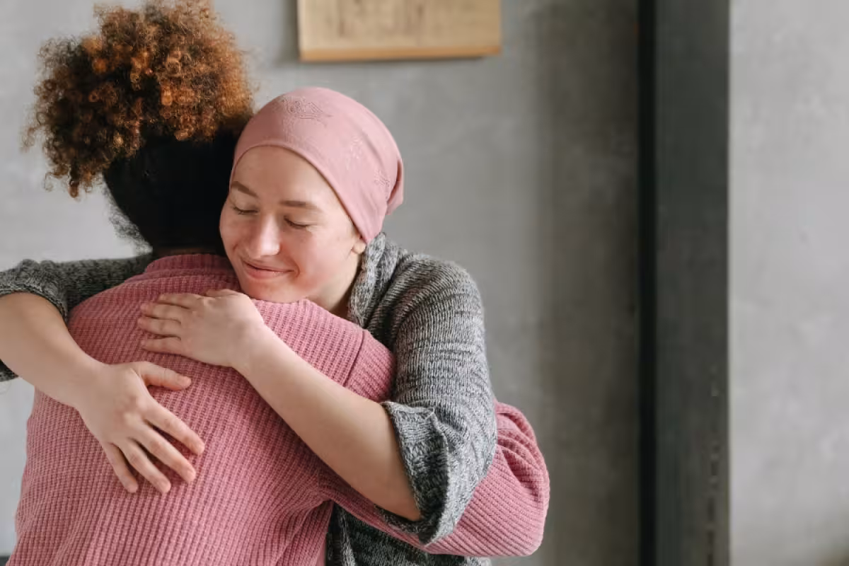 Cinco beneficios que tiene dar y recibir un abrazo - PorEsto