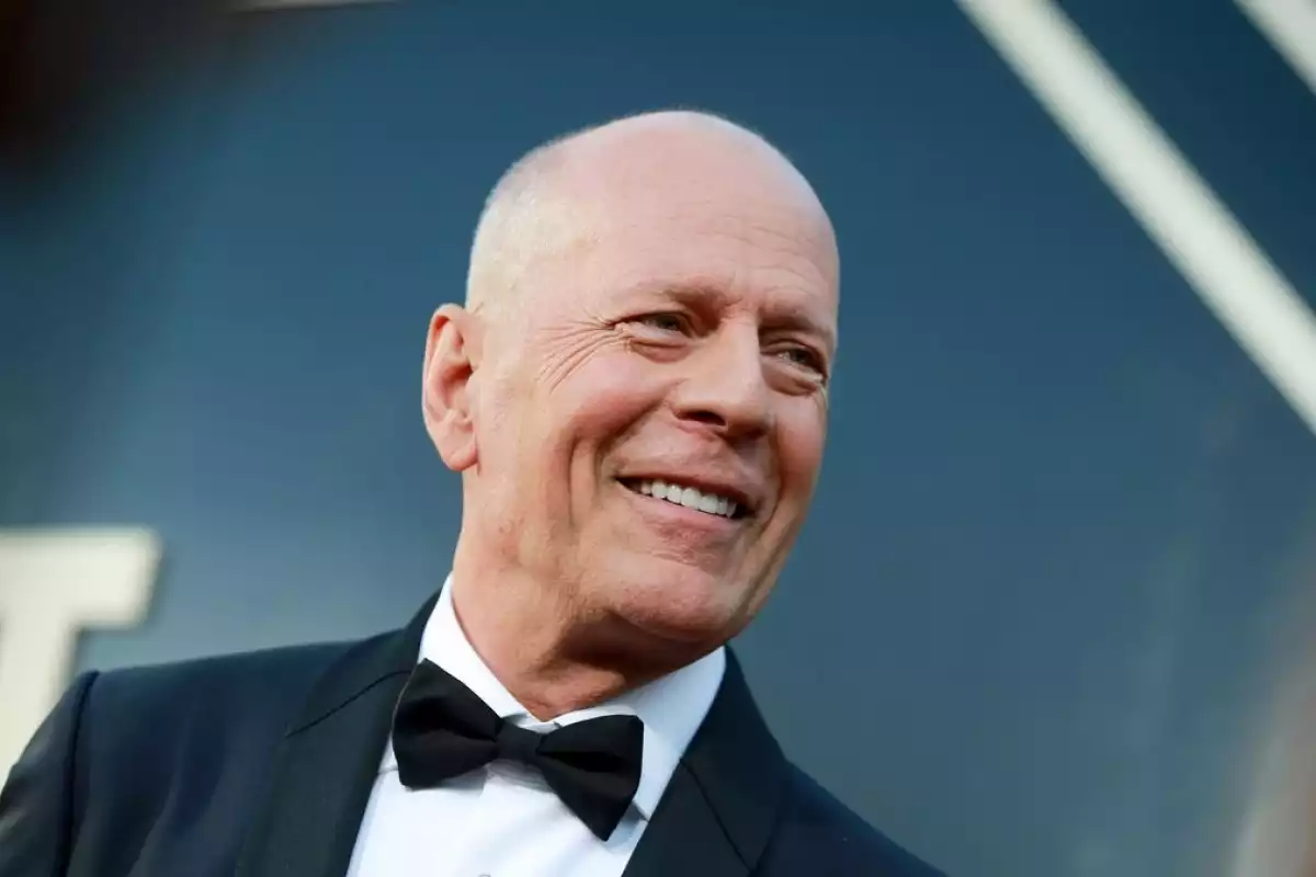 Así se ve Bruce Willis tras diagnóstico de demencia; aparece en redes junto a su ex Demi Moore ...