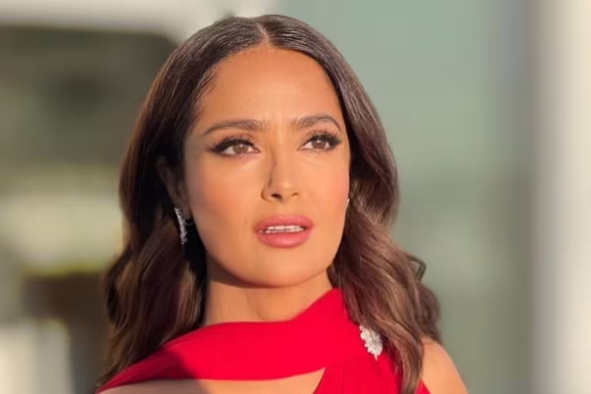 Salma Hayek se muestra al natural en traje de baño y levanta suspiros ...