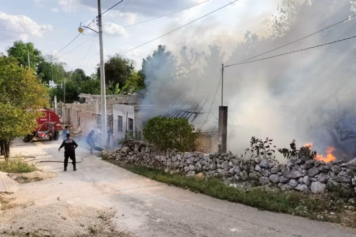Una casa con techo de guano se incendió en el municipio de Peto - PorEsto