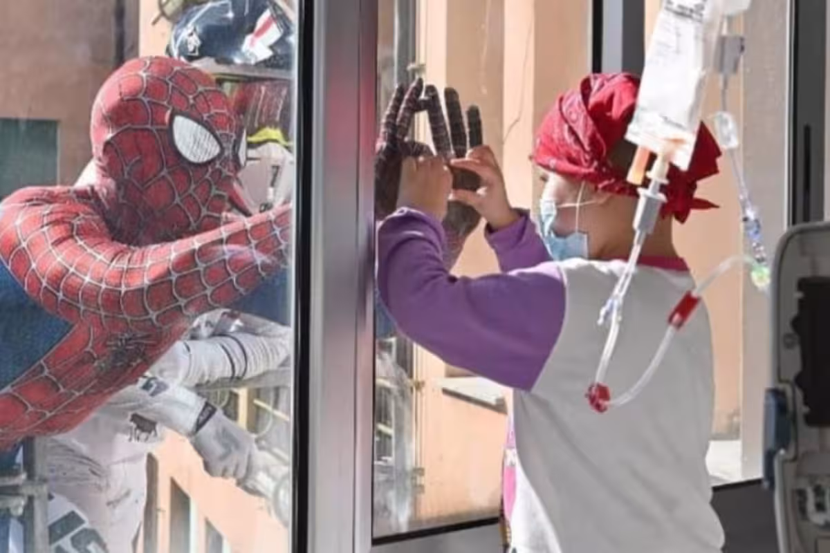 Spiderman sorprende con su visita a niños con cáncer en un hospital en ...