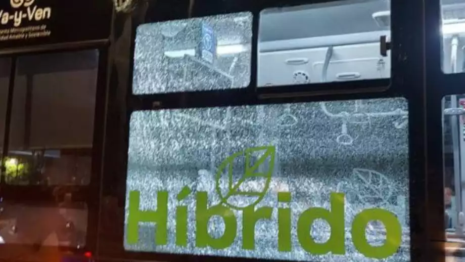 Detienen a un hombre luego de apedrear un Va y Ven en la avenida Itzáes ...