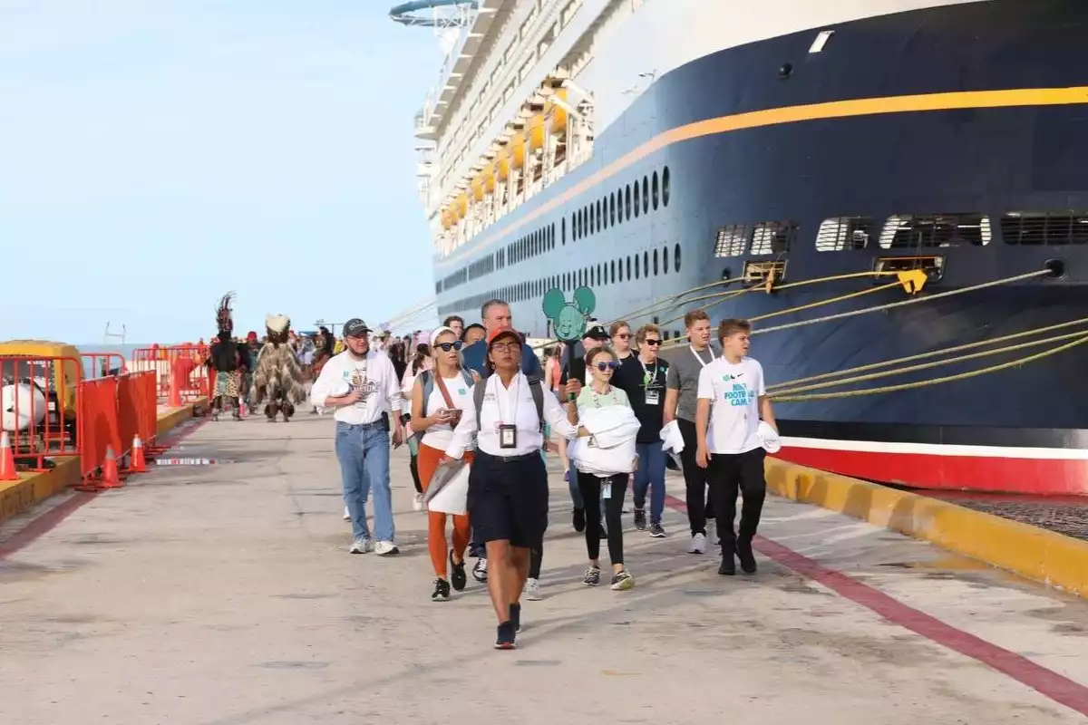 Llegan más de 2 mil turistas en el crucero Disney Magic a Progreso ...