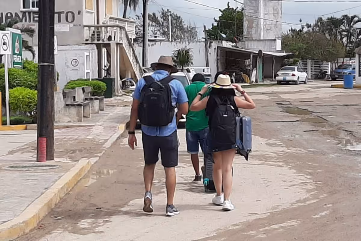 Habitantes de Isla Holbox buscan refugios por Huracán Zeta - PorEsto