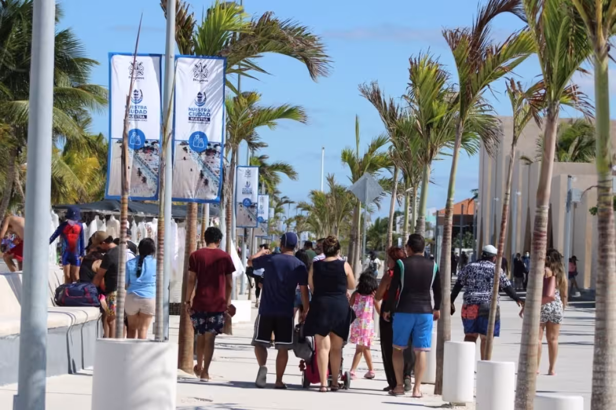 Turistas abarrotan el Malecón de Progreso en el último domingo del 2021 ...