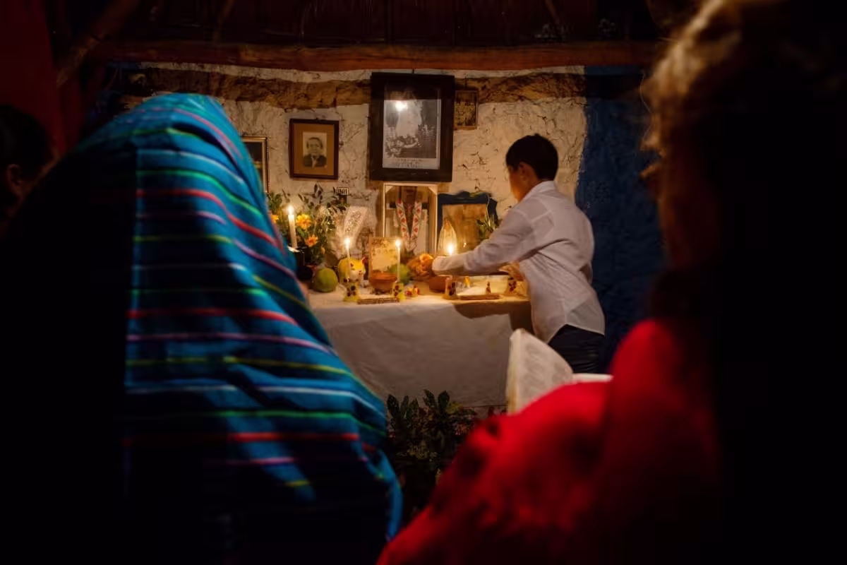 Entre velas encendidas y estoraque, el altar de finados en Yucatán ...