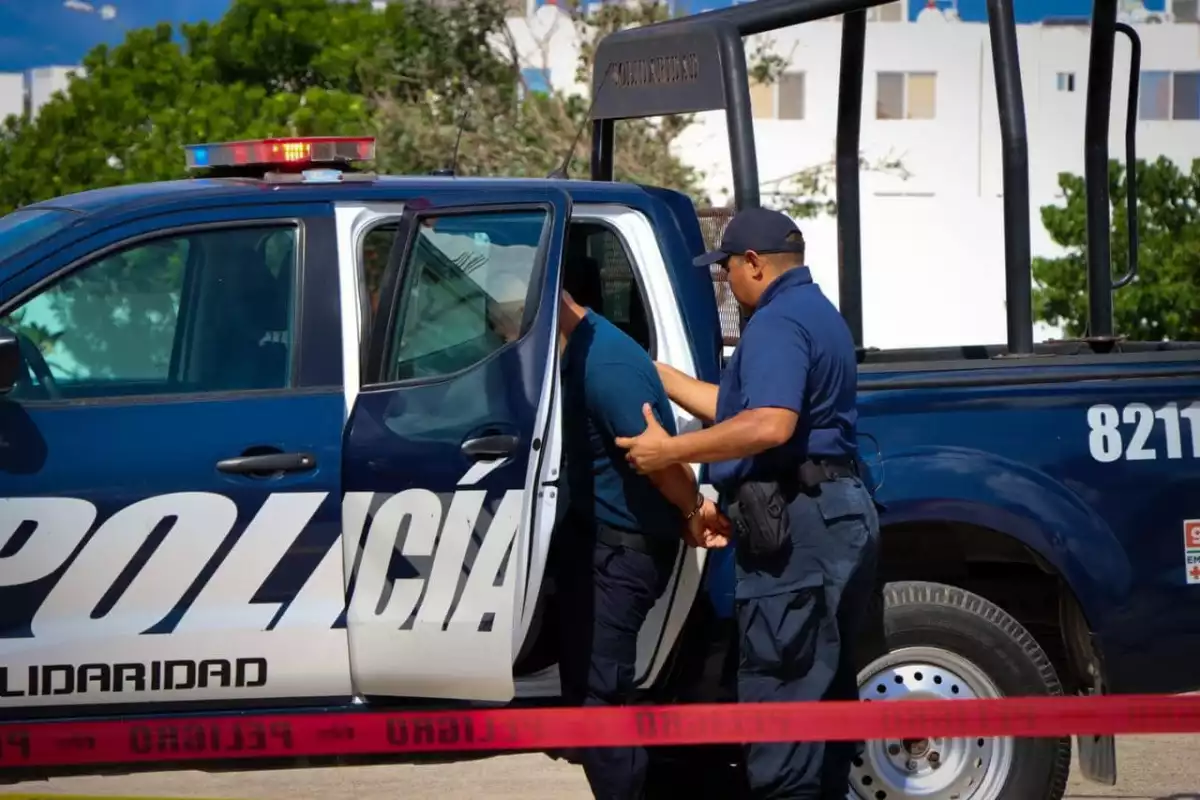 Detienen a un hombre, tras cateo en presunto punto de venta de droga en ...