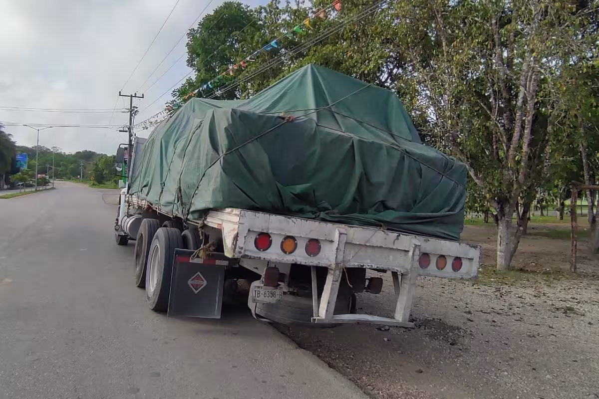 Trailero impacta poste de la CFE en José María Morelos; deja sin luz a ...