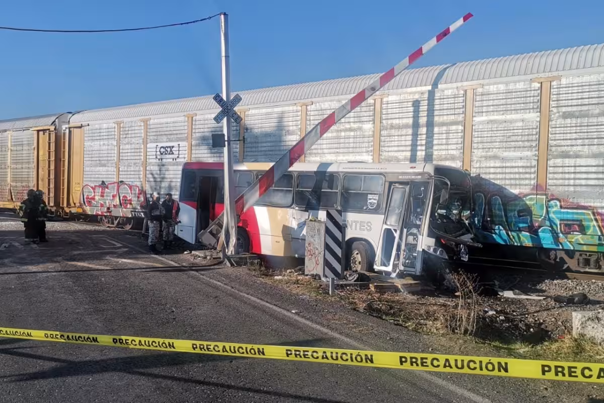 Choque de tren y autobús de pasajeros en Atlacomulco, Toluca; hay 1 ...