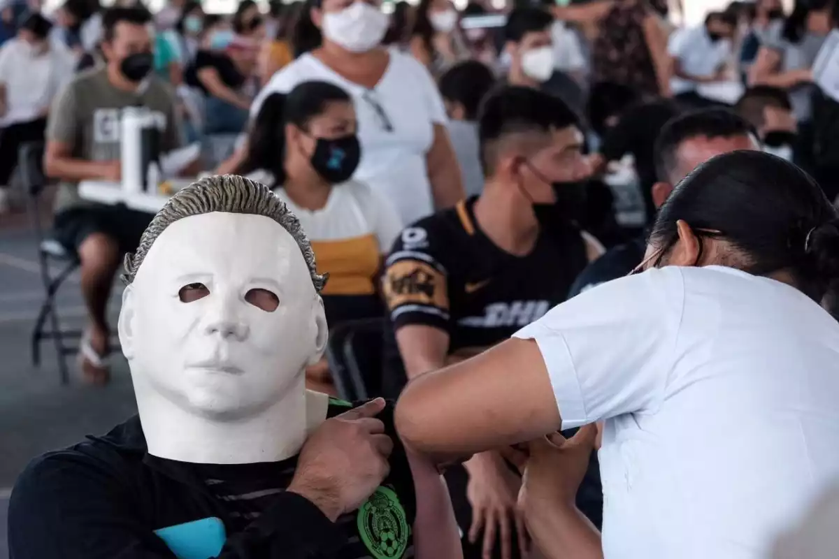 'Michael Myers' acude a vacunación de chavos contra COVID-19 en Cancún - PorEsto