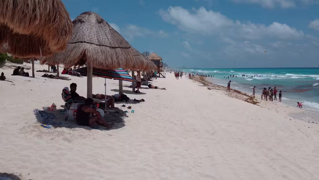 Así luce Playa Delfines, uno de los arenales con poco sargazo en Cancún ...