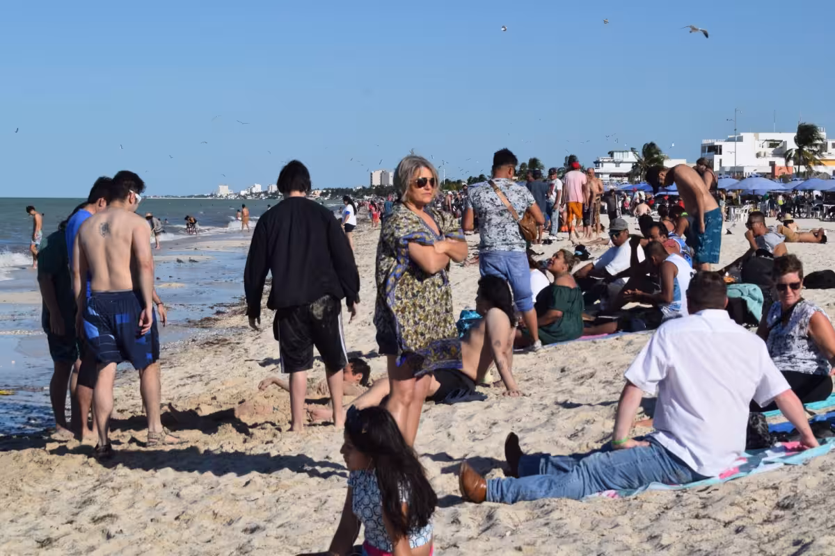 Llegan 10 mil personas en los cruceros 'Carnival Breeze' y 'Disney ...