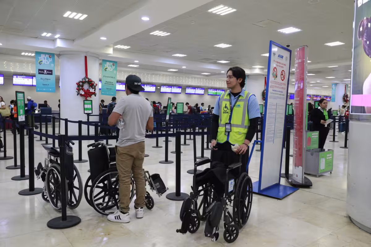 Ethan Gabriel, el joven que ayuda a los pasajeros con sillas de ruedas ...