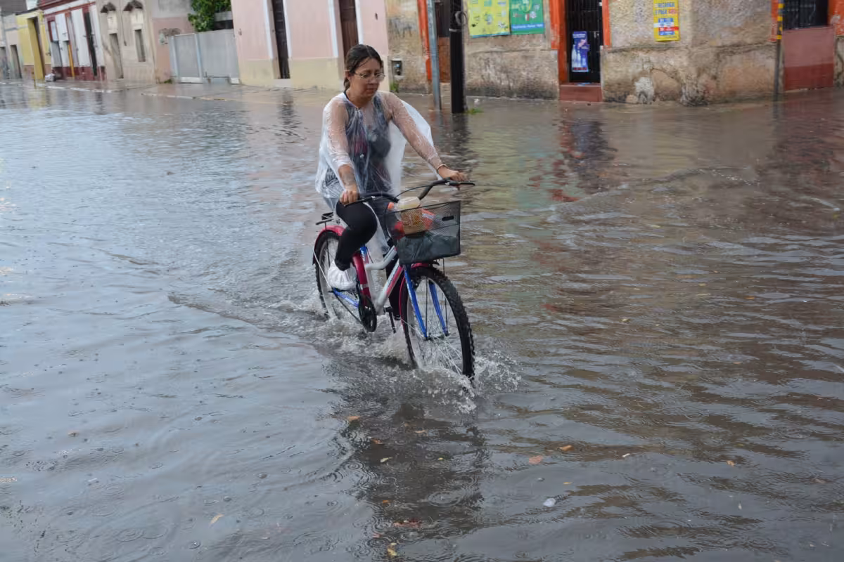 Huracanes podrían hacer 'sandwich' al Sureste; Alex se formaría en el ...