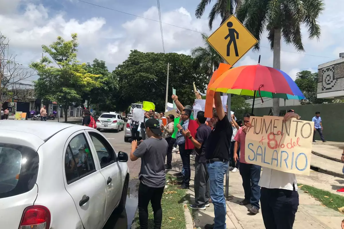 Maestros de la UTM bloquean la avenida Circuito Colonias de Mérida: EN ...