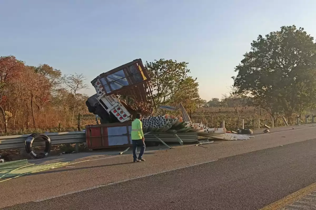 Colisionan dos tráileres en la carretera federal Campeche - Mérida ...