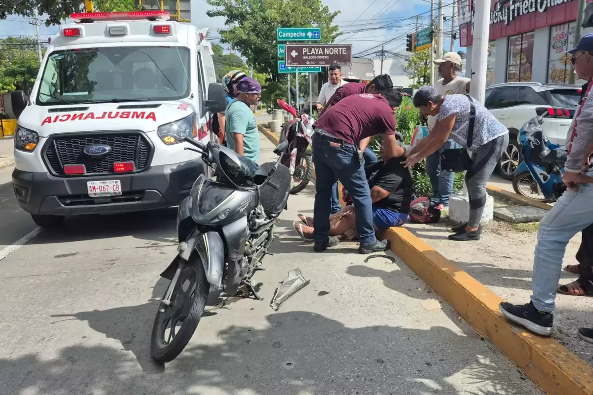 Aparatoso choque entre motocicletas deja cuantiosos daños y una mujer ...