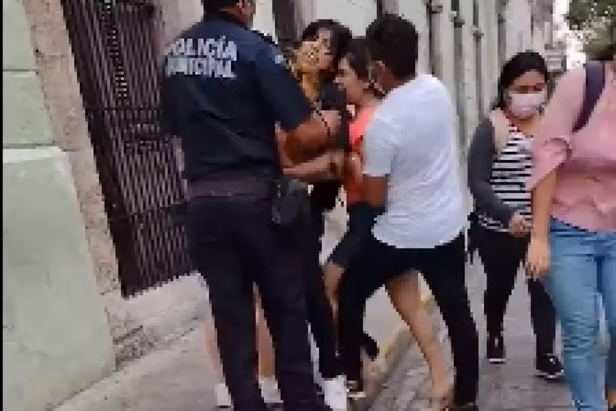 Joven descubre a su novio con la amante en el centro de Mérida: VIDEO ...