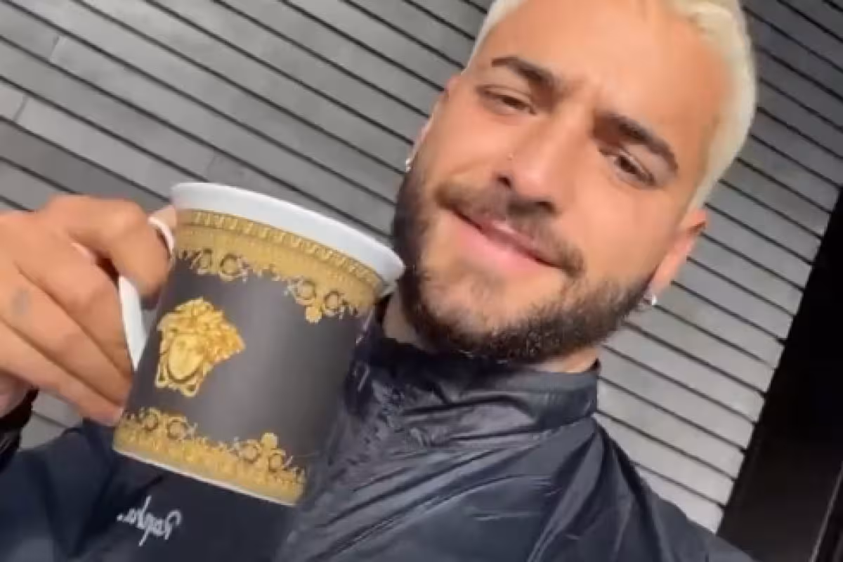 Maluma toma su café en taza de más de 2 mil 300 pesos - PorEsto