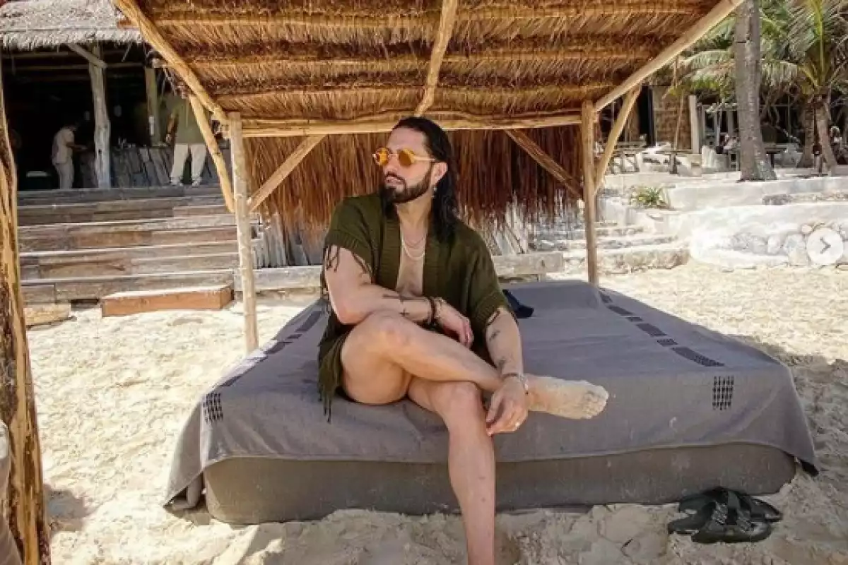 Poncho De Nigris muestra su pose más sensual en las playas de Tulum ...