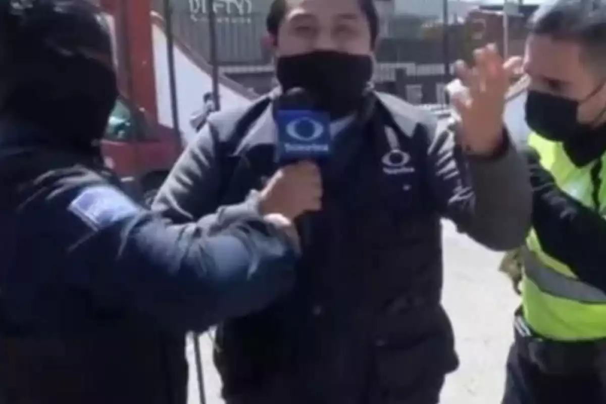 Reportero de Televisa hacia un enlace en vivo y lo detienen en Tijuana ...