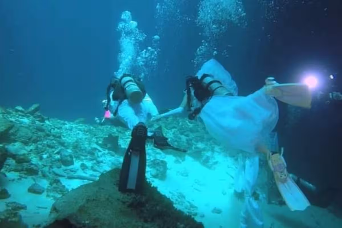 Yucatán: Extranjeros se juran amor eterno bajo el cenote Noh - PorEsto
