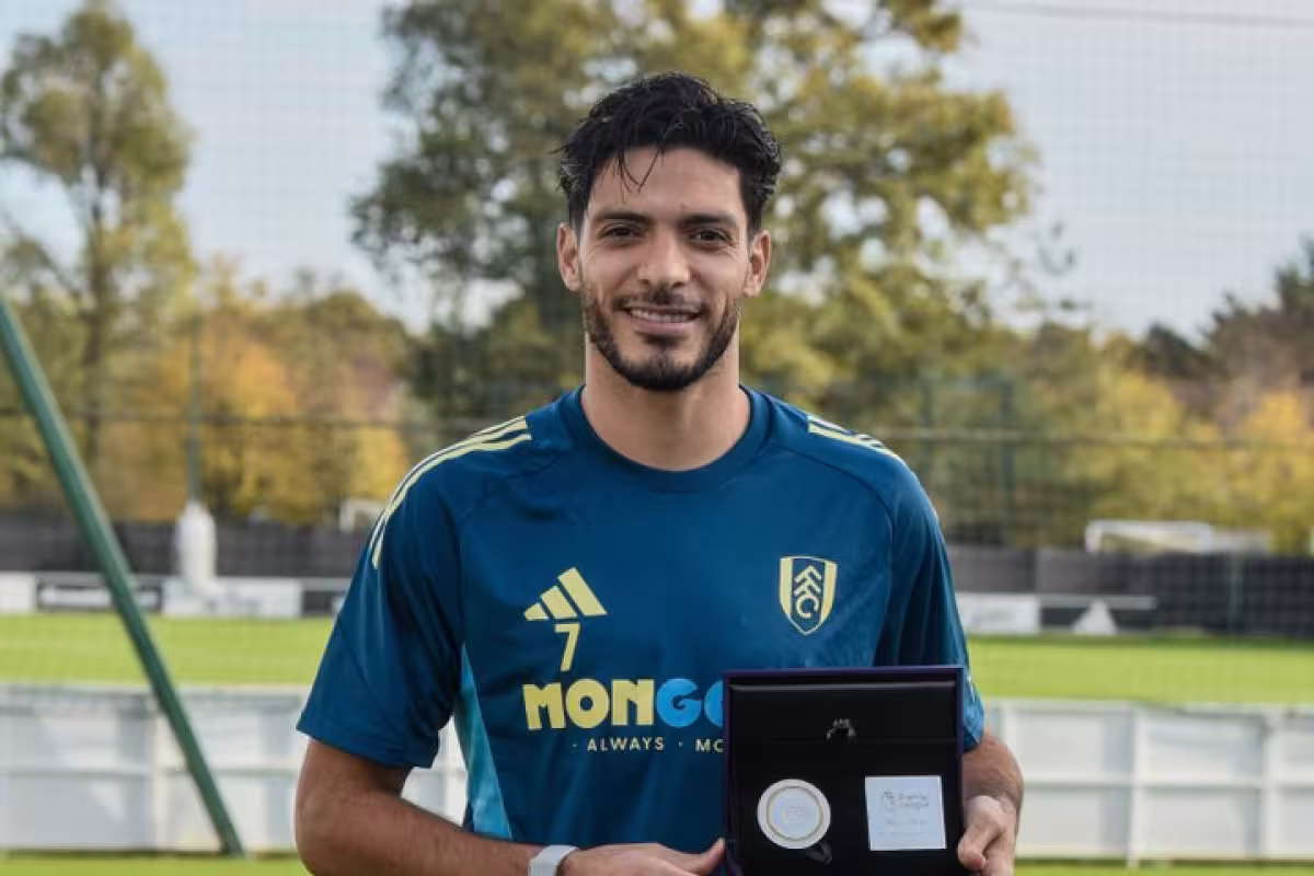 Raúl Jiménez recibe placa de honor por su marca histórica de 200 ...
