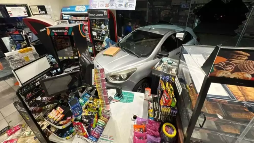 Confunde palancas y se estrella: Conductora deja daños al atravesar ...