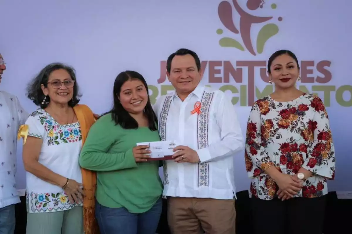 Alumnos de la UTM de Mérida reciben sus tarjetas para la beca ...