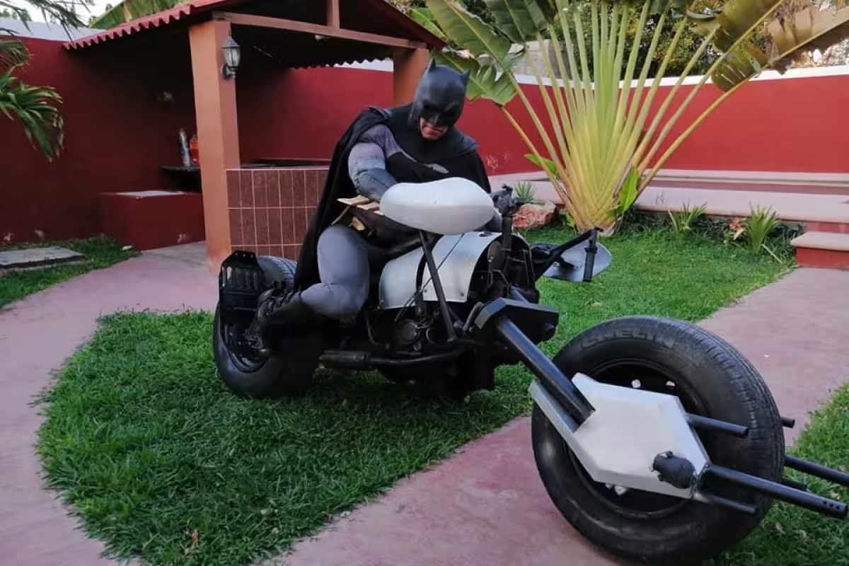 Batman visita Motul en su Batblade es: FOTOS - PorEsto