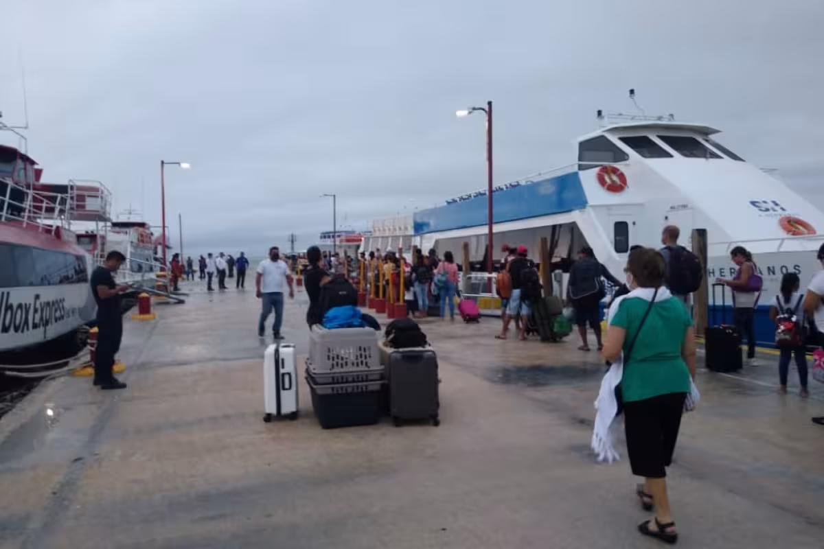 Turistas abandonan Holbox por la llegada del Huracán Delta - PorEsto