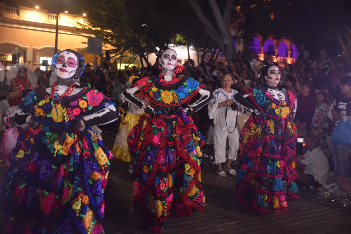 Decenas de catrinas caminan por Mérida y celebran una de las ...