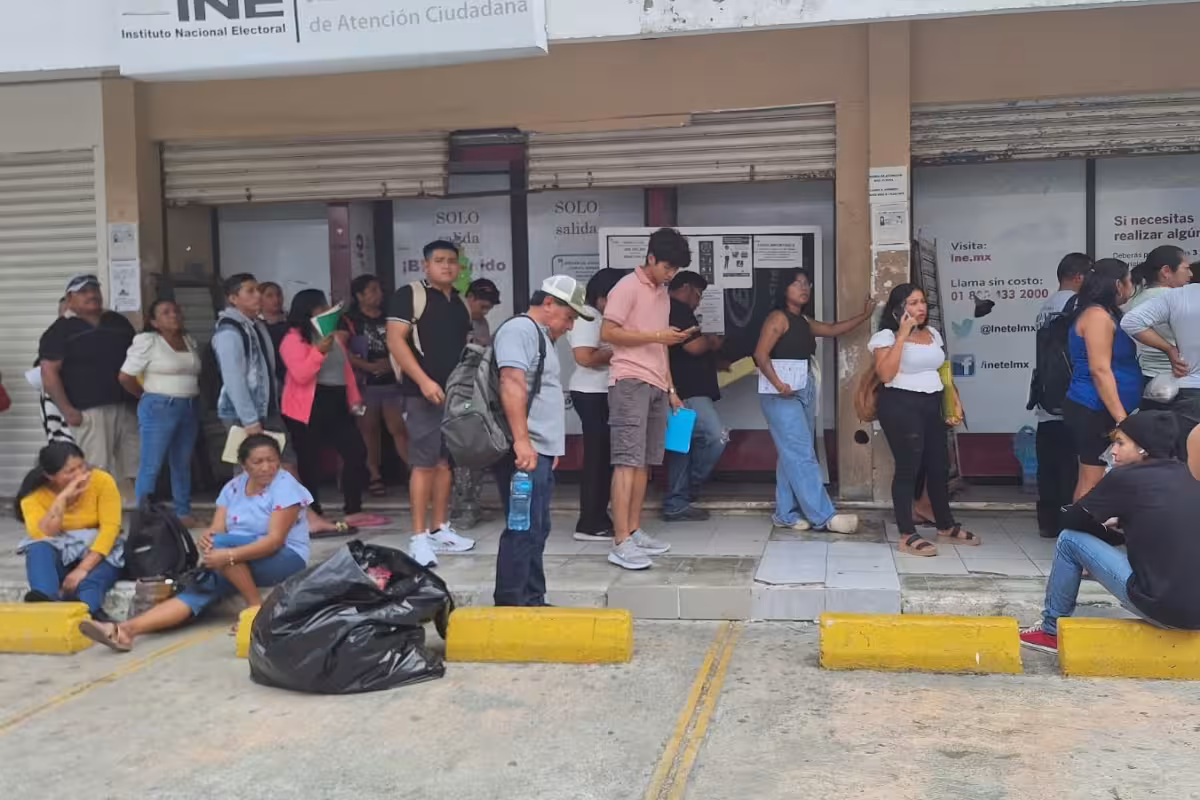 En Mérida, cientos de personas abarrotan módulos del INE para renovar ...