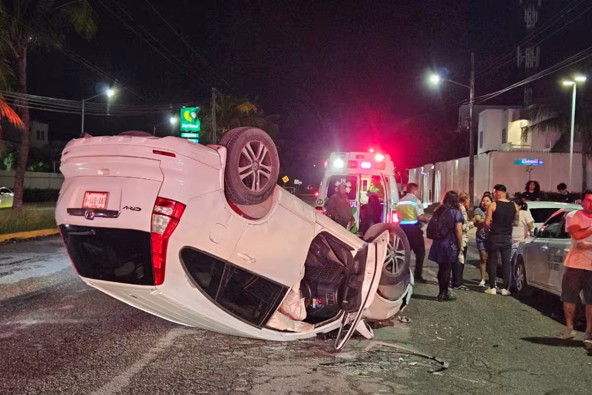 Camioneta termina volcada tras impactar tres vehículos en zona ...