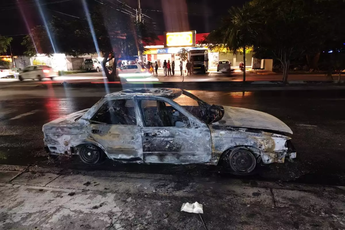 Se incendia taxi del sindicato Andrés Quintana Roo en la avenida Leona ...