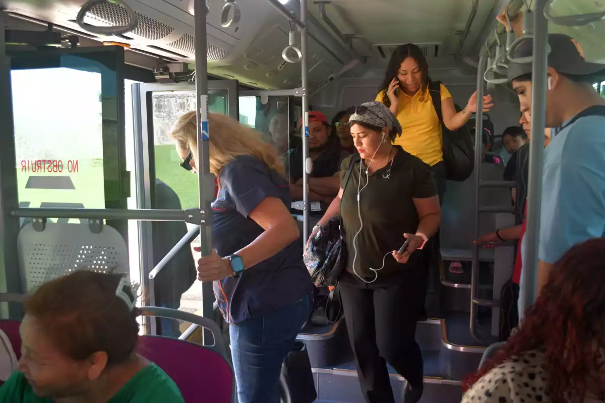 Reportan pasajeros que manosean mujeres y ven videos ilegales en ...