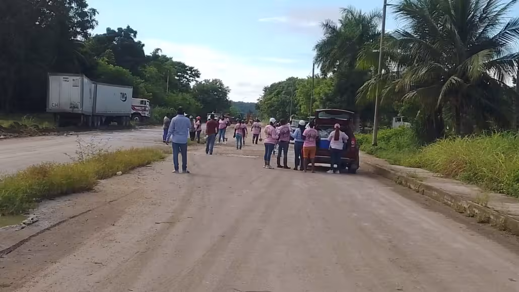 Habitantes de Javier Rojo Gómez realizan labores de bacheo - PorEsto
