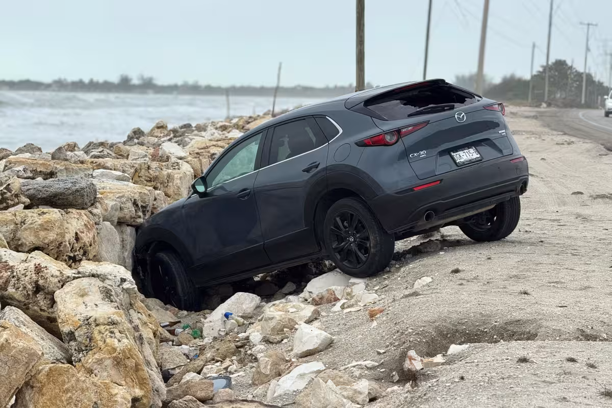 Mujer impacta su camioneta contra rocas del rompeolas en Ciudad del ...