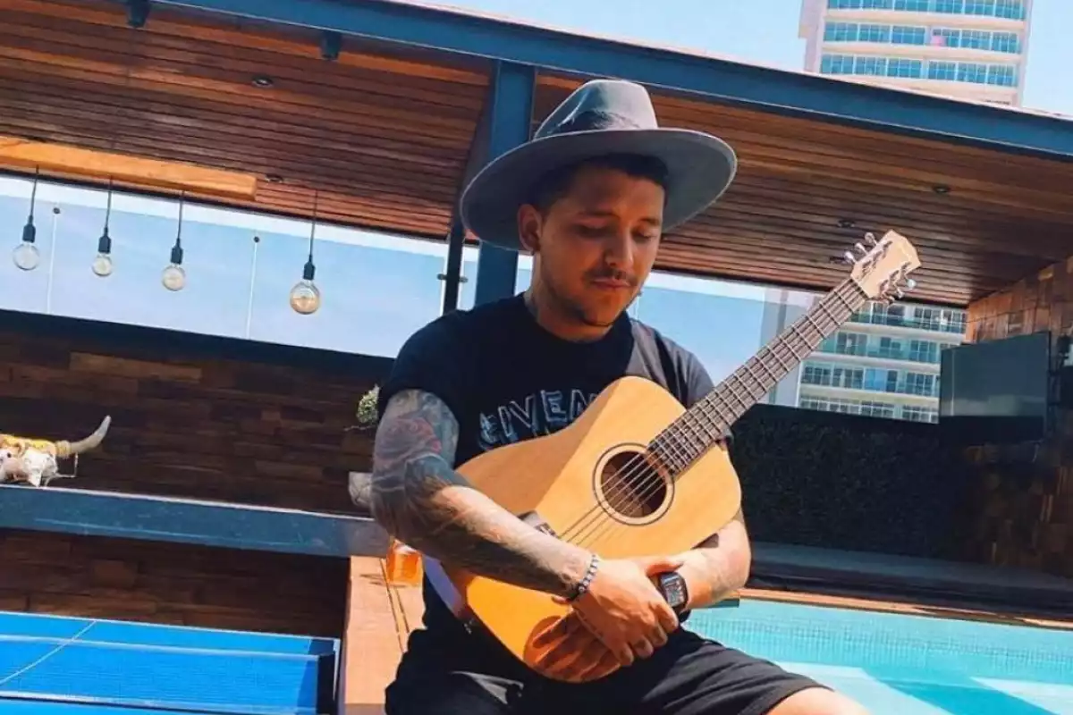 Christian Nodal sorprende a Ángela Aguilar con romántica serenata - PorEsto