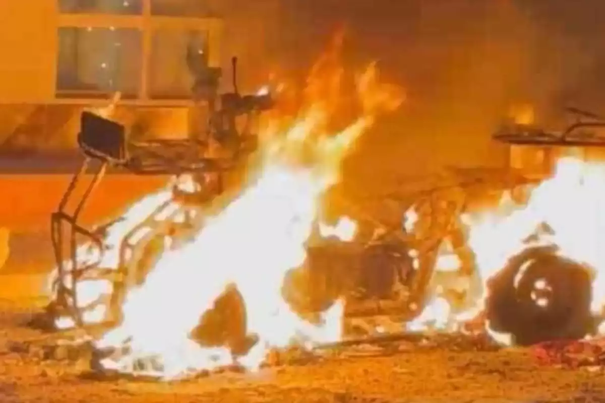 Amenazan a extranjeros y queman cuatrimoto en El Cuyo; señalan presunta ...