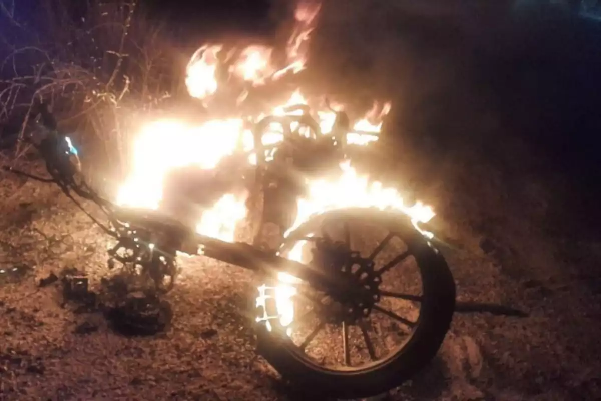 Deja una moto calcinada, una supuesta riña entre dos habitantes de la ...