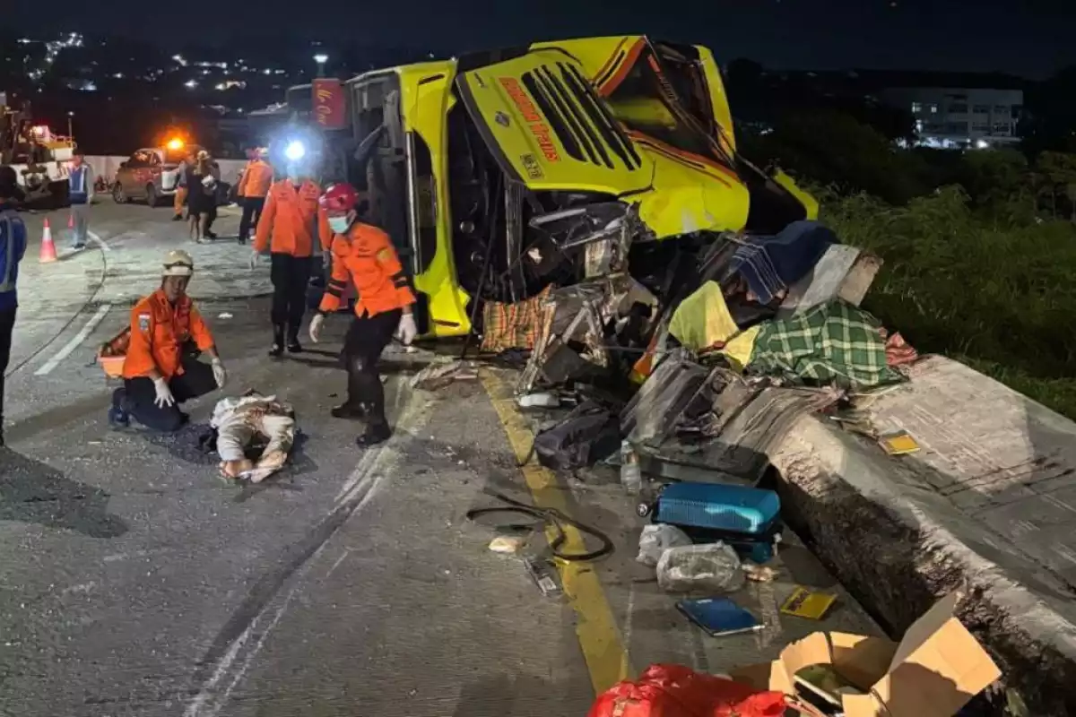 Tragedia en Indonesia: volcadura de autobús deja al menos 16 muertos en ...