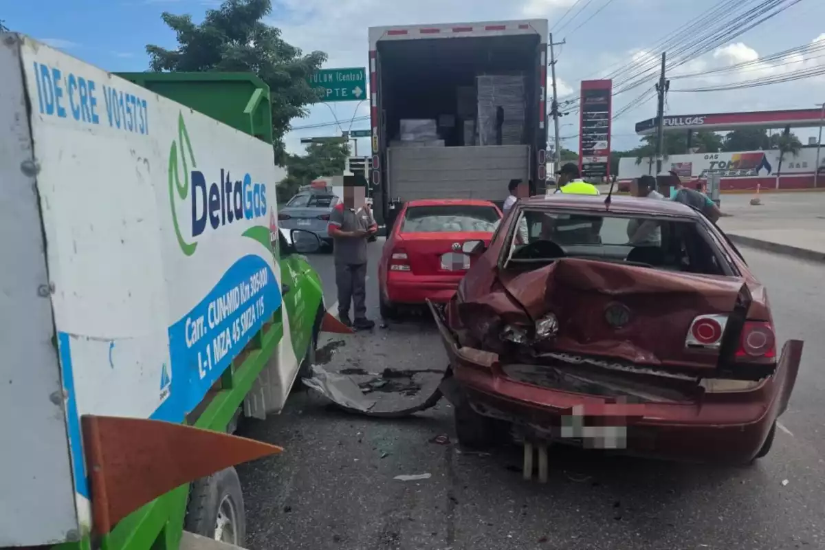 Camioneta de empresa de gas provoca carambola en la avenida López ...