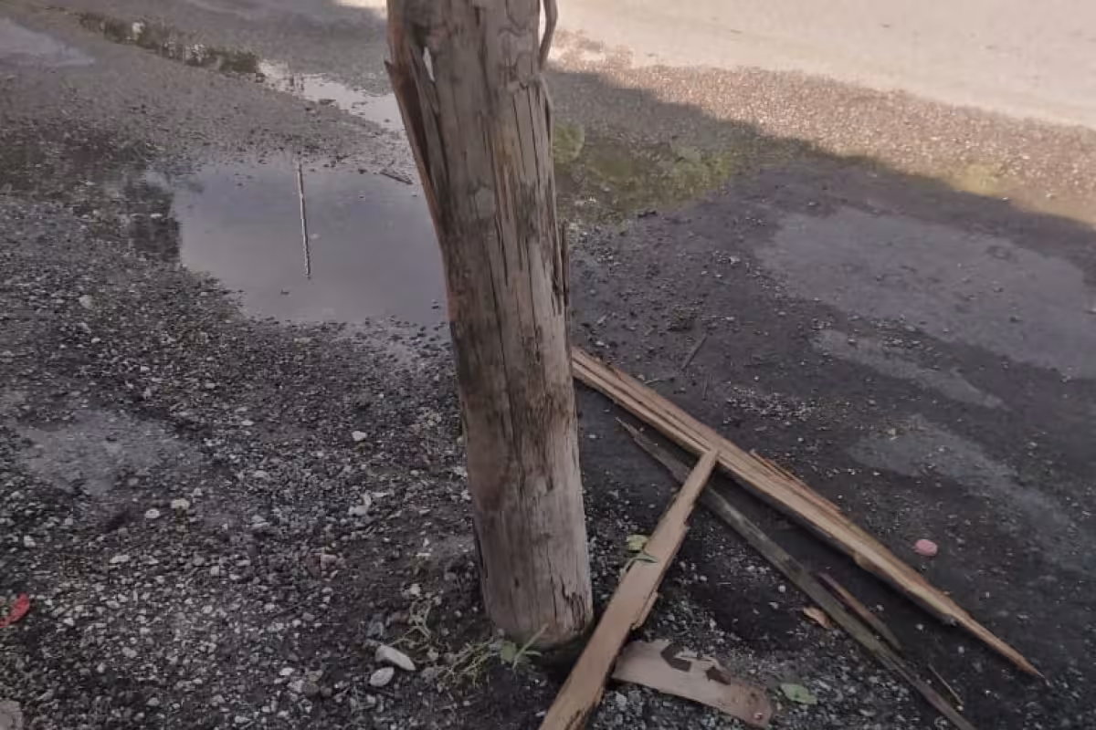 Vehículo fantasma daña poste en Sabancuy; vecinos exigen reparación ...