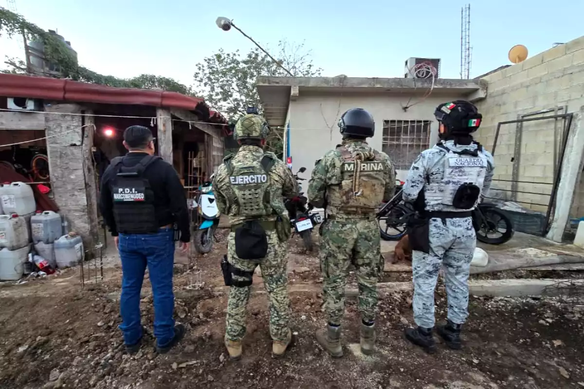 Aseguran en cinco cateos a dos sujetos, cartuchos, motos y drogas en Q ...